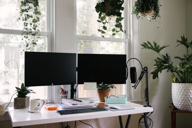 A Freelancer's Desk Setup - Living the Gray Life